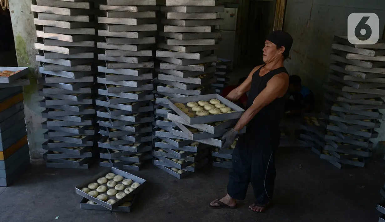 FOTO: Mengintip Proses Pembuatan Roti di Industri Rumahan - Foto ...