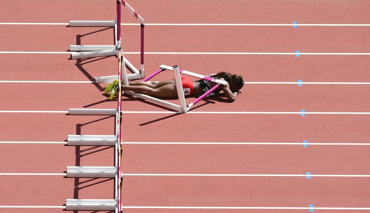 PHOTO: Detik-Detik Atlet Lari Halang Rintang Jatuh Hingga Ditandu ke ...