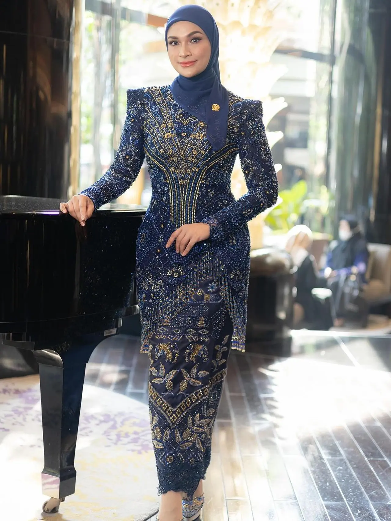 4 Model Kebaya Batik Modern Perpaduan Gaya Klasik, Azizah Salsha hingga ...