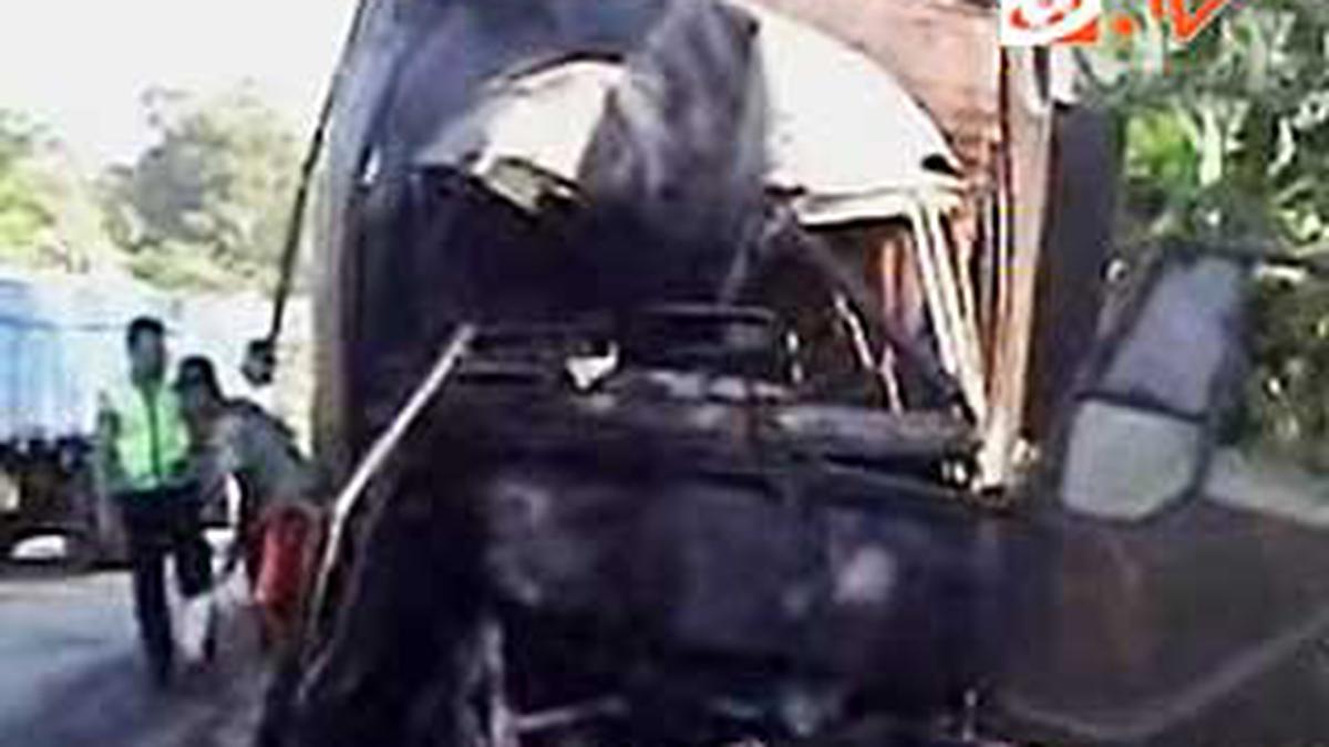 Bus Vs Truk, Dua Sopir Tewas - News Liputan6.com