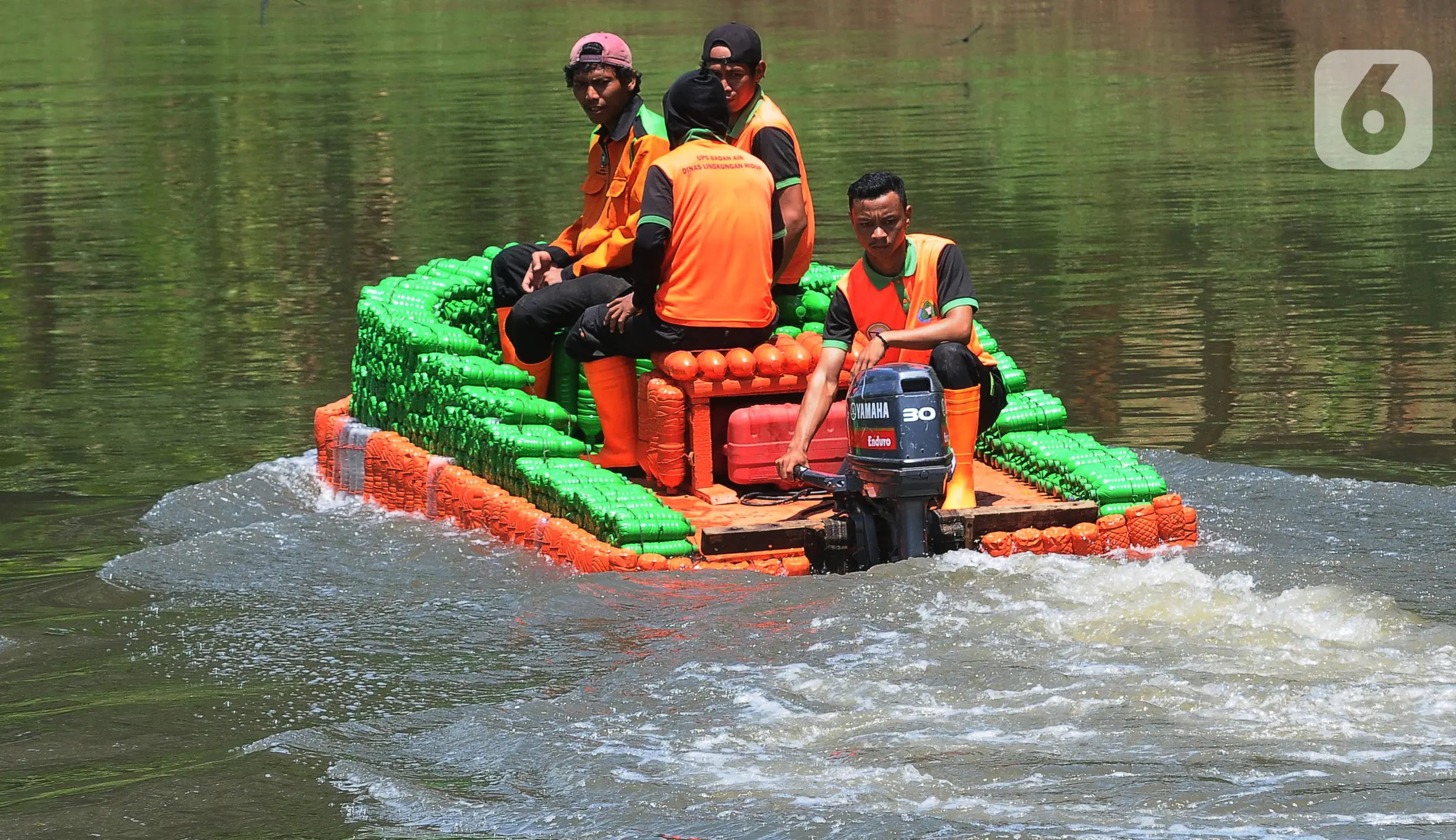 Pemanfaatan Botol Plastik Bekas Jadi Perahu - Foto Liputan6.com