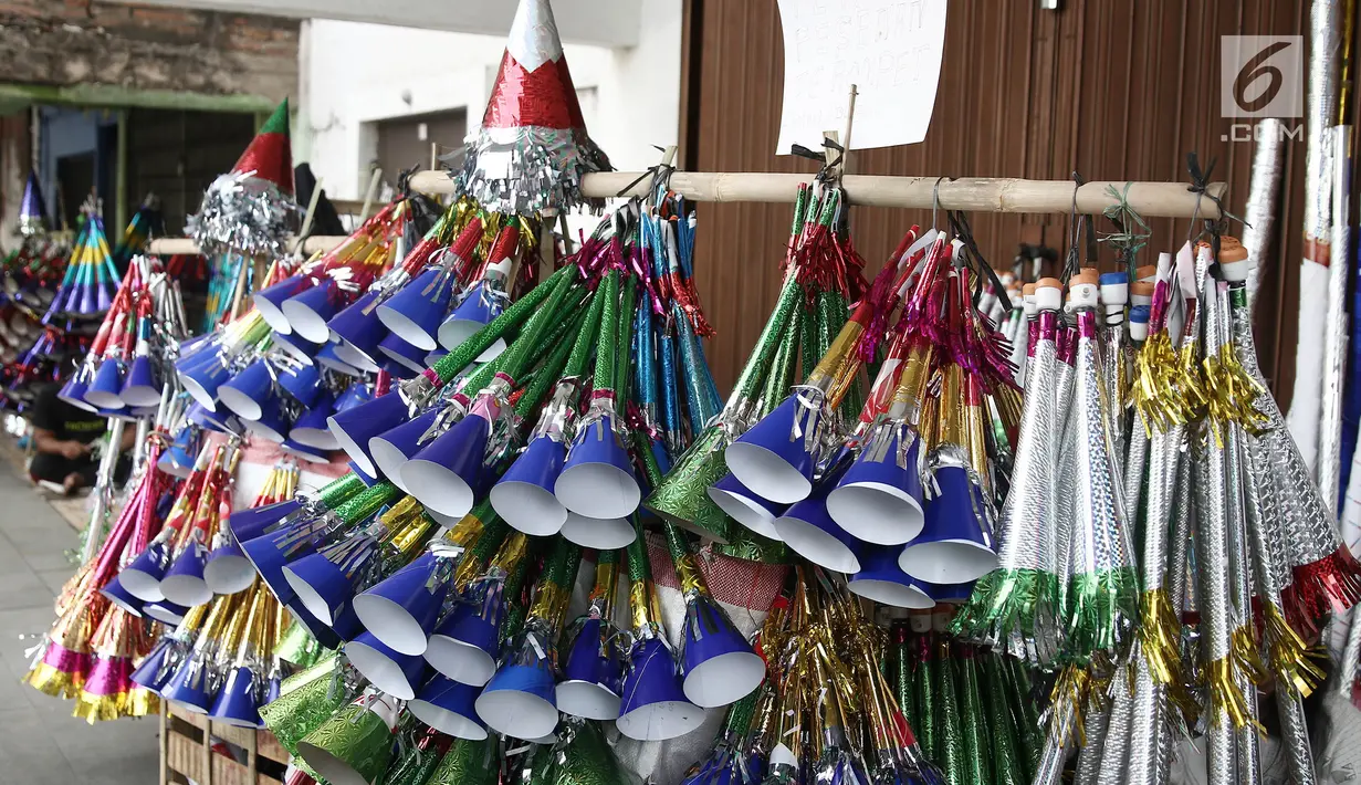 FOTO: Melihat Pembuatan Terompet Jelang Tahun Baru - Foto Liputan6.com