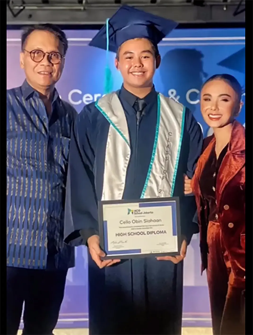 Potret Yuni Shara dan Mantan Suami Kompak Hadiri Wisuda Anak - Photo Fimela.com