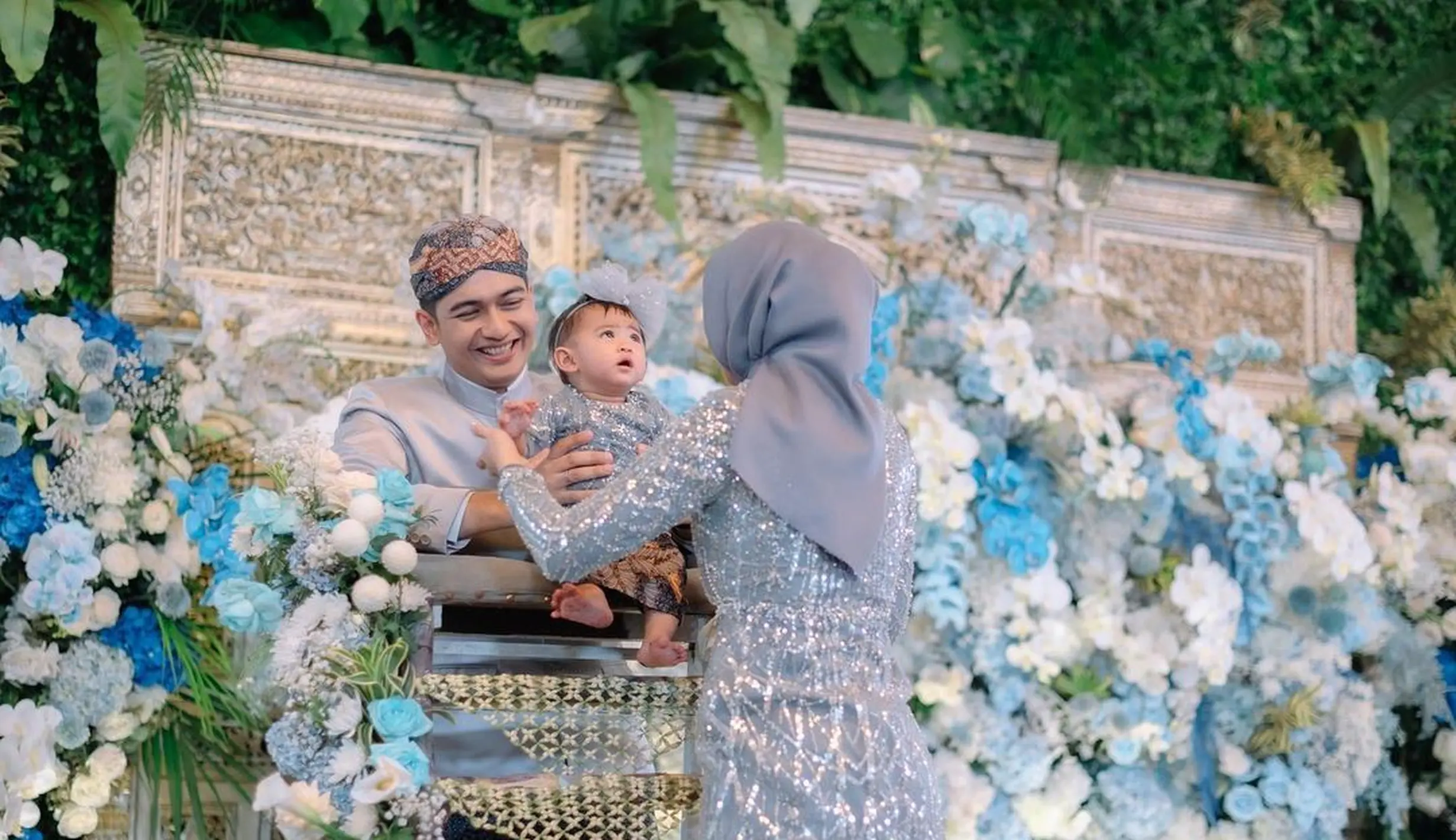 8 Potret Gaya Kompak Ria Ricis-Teuku Ryan Gelar Tedhak Siten Moana ...