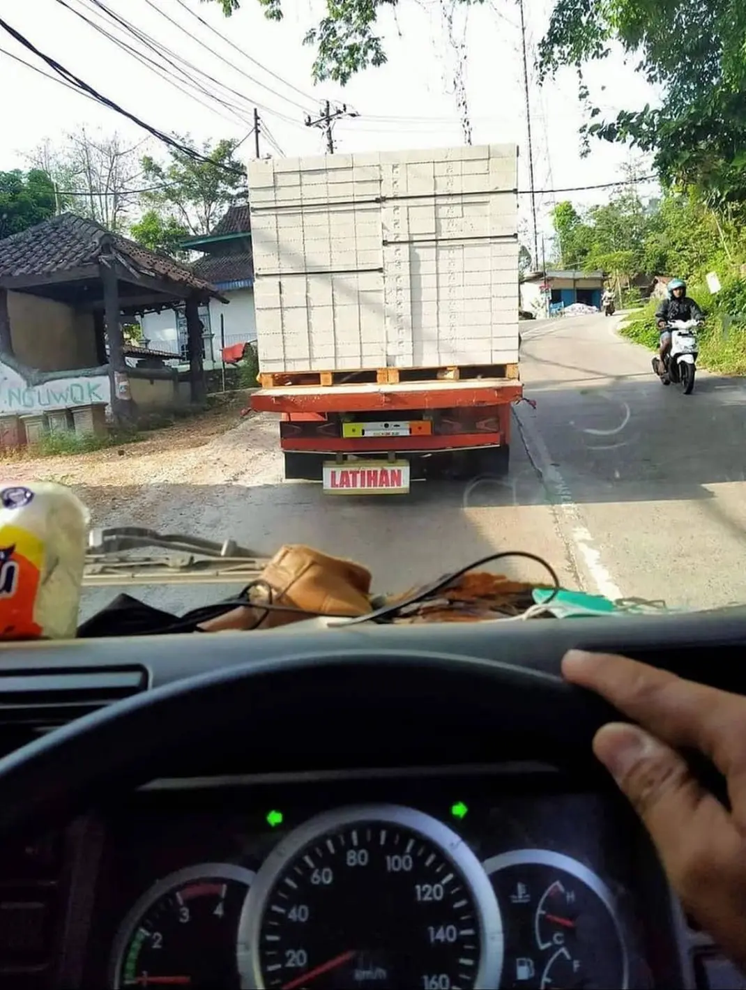 10 Potret Lucu Truk Bawa Muatan Nyelenehnya Bikin Garuk Kepala Sampai Di Luar Nalar Photo