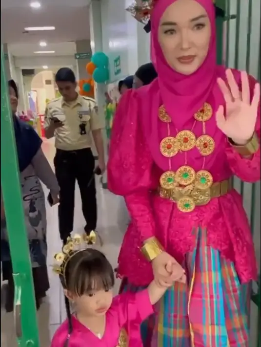 Potret Zaskia Gotik Temani Putrinya Fashion Show di Sekolah, Pakai Baju Bodo Adat Bugis dan ...