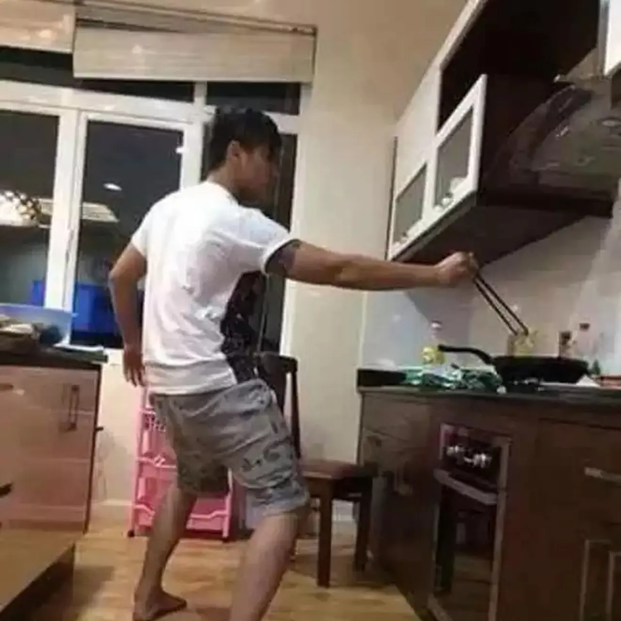 6 Aksi Orang Takut Kena Cipratan Minyak Goreng ketika Masak Ini Kocak ...