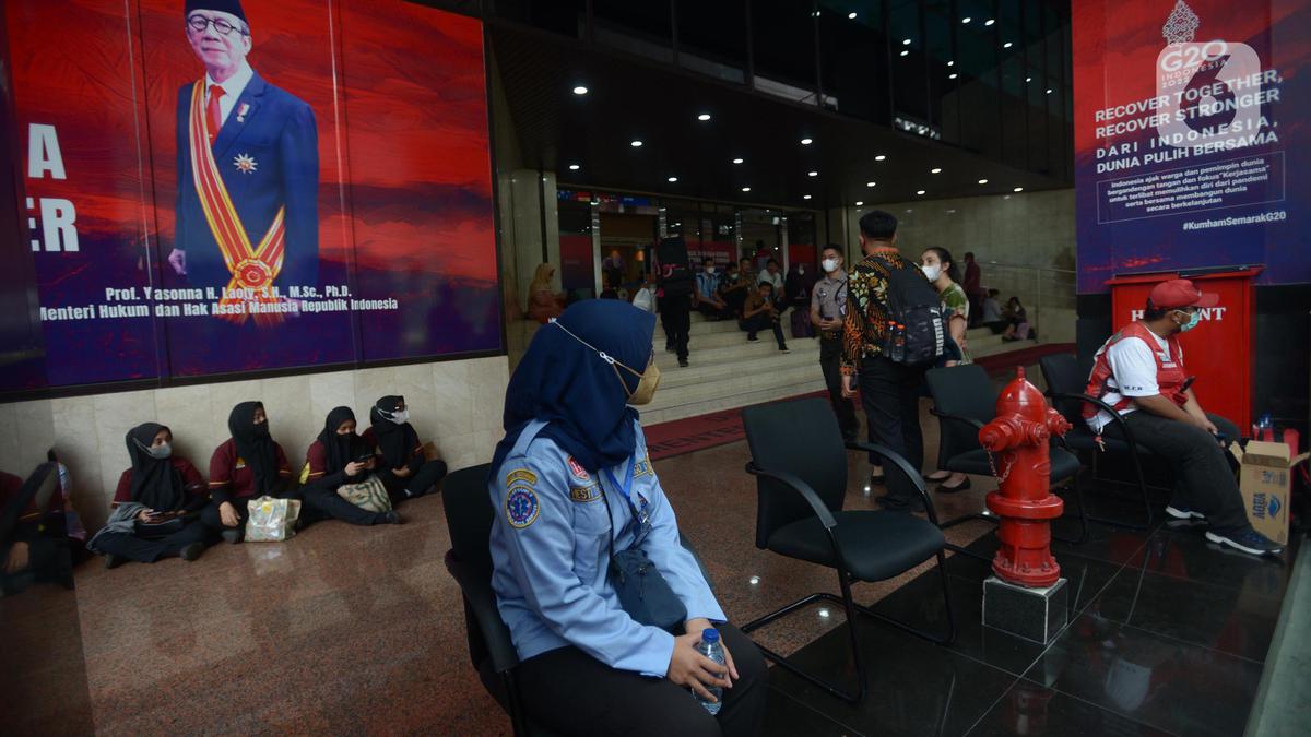 Gedung Kebakaran, Pegawai Kemenkumham Panik Berhamburan Keluar - Foto ...
