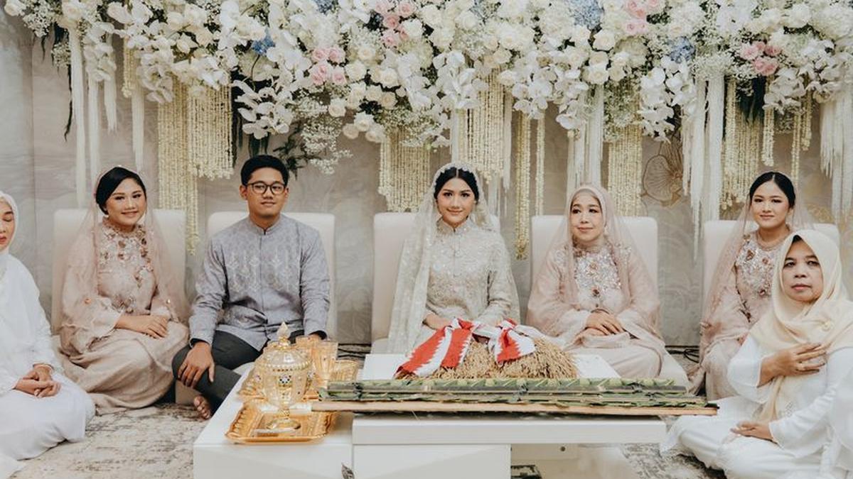 Potret Suasana Pengajian Kediaman Erina Gudono Jelang Menikah - Photo Fimela.com