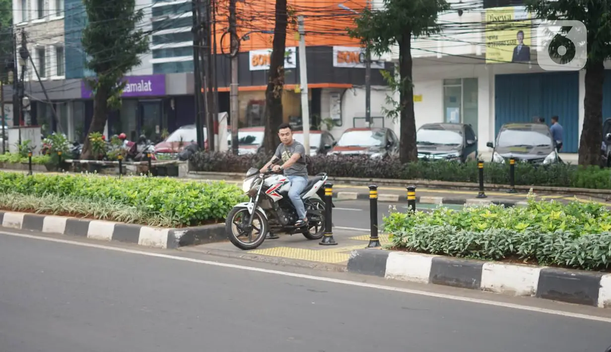 FOTO: Pemotor Terobos Jalur Disabilitas dan Pejalan Kaki di Cipete - Foto Liputan6.com
