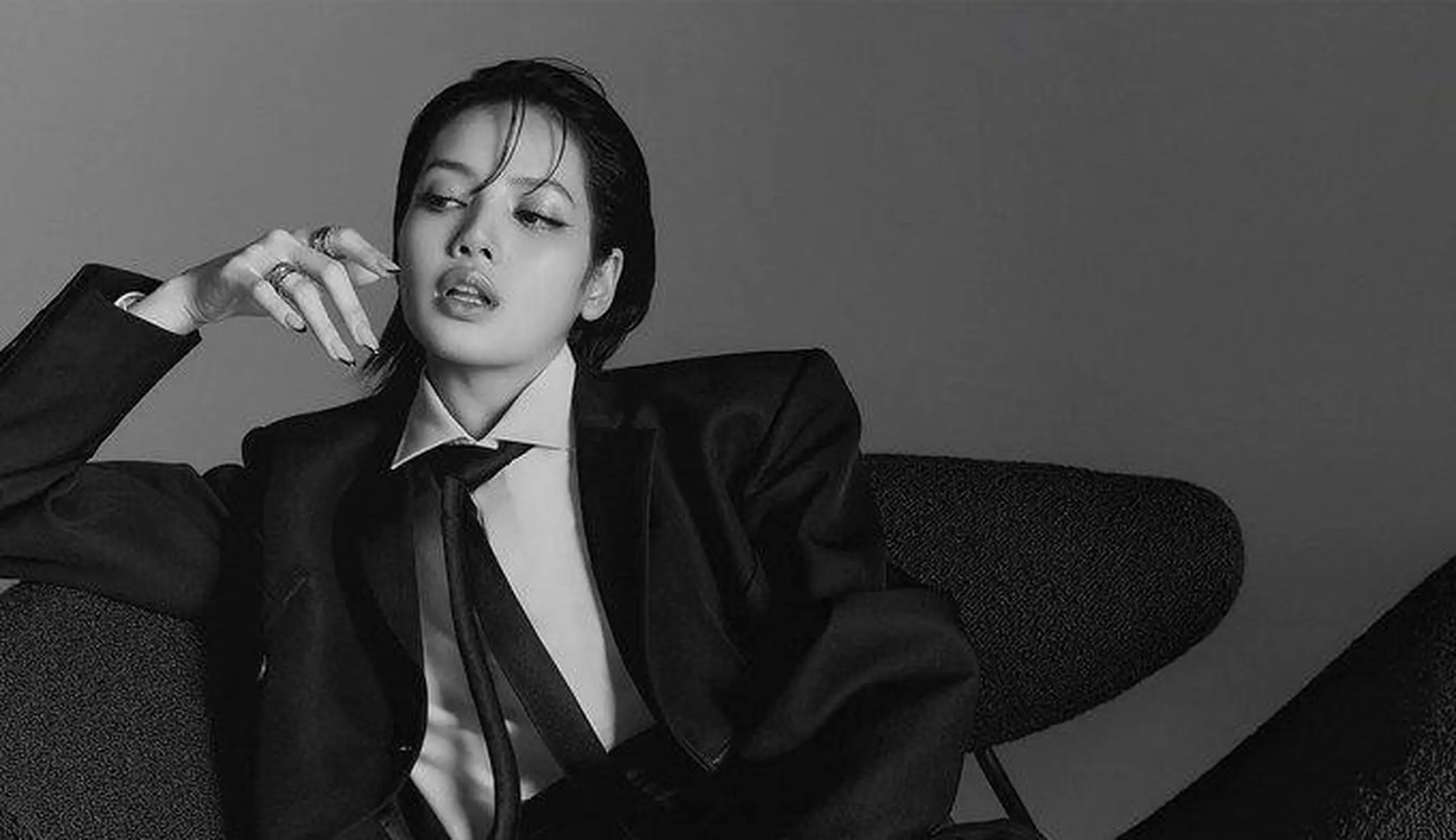 6 Potret Adu Gaya Jennie BLACKPINK dan Lisa BLACKPINK Kompak Jadi CEO