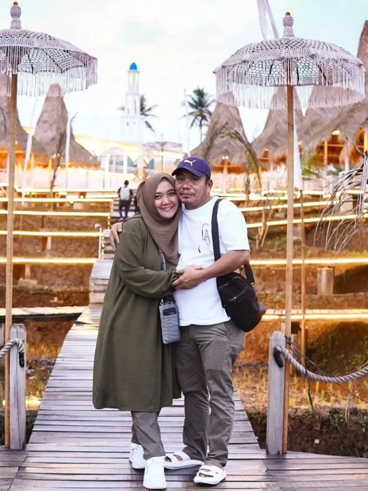 Mengenal Sosok Suami Baru Penyanyi Religi Sulis, Usianya Beda 10 Tahun