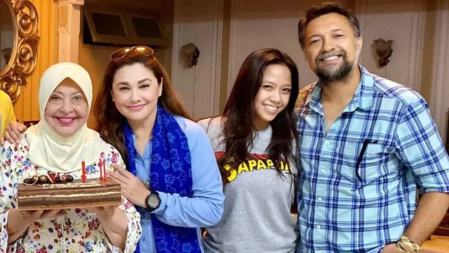 6 Potret Kedekatan Nia Zulkarnaen dan Anak Angkatnya yang Jarang Terekspos - Hot Liputan6.com