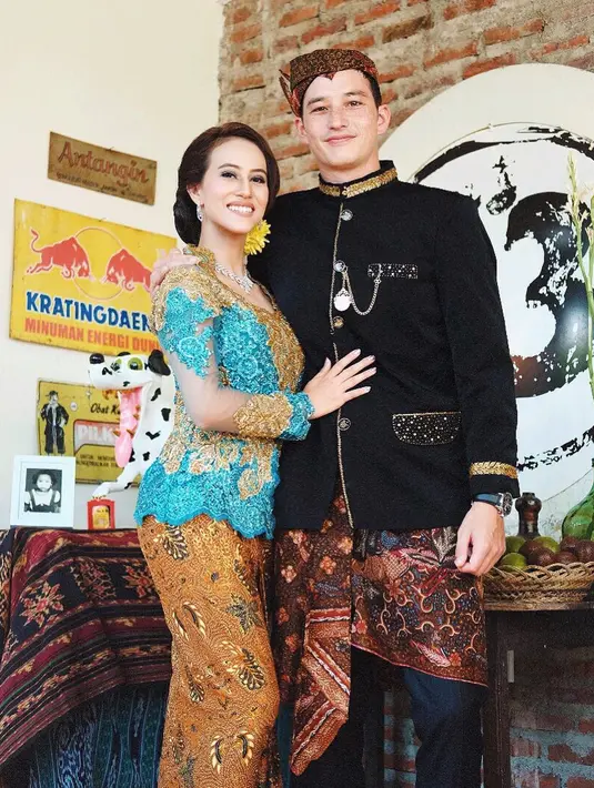 Potret Janissa Pradja Istri Mike Lewis Pakai Kebaya, Blasteran Jawa ...