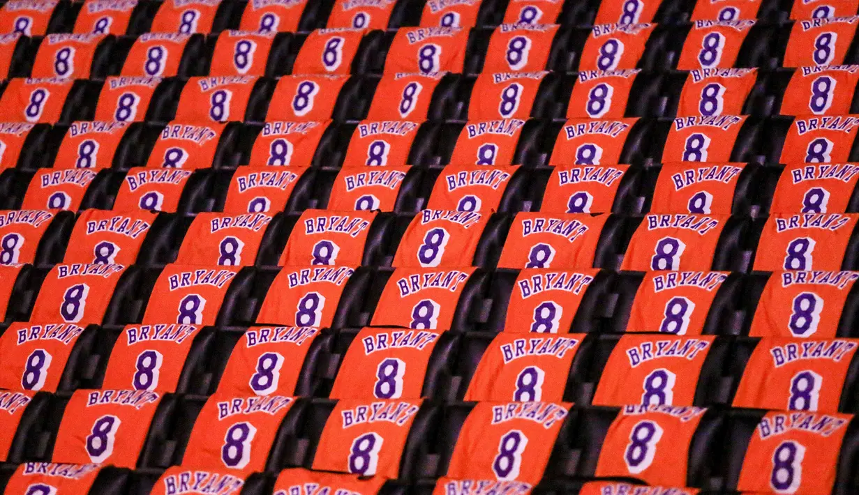 FOTO: Kenang Kobe Byrant, LA Lakers Bagikan Kaus ke Penggemar - Foto ...