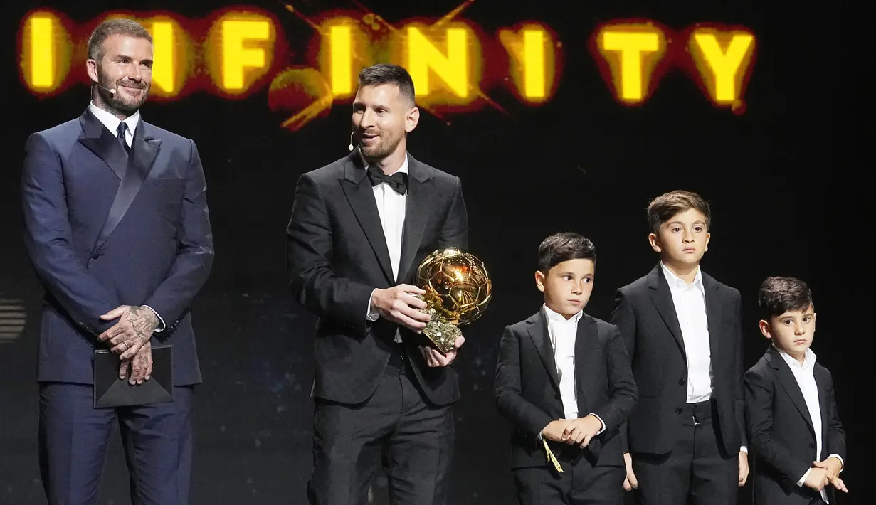 Foto: Ditemani Anak-Anaknya, Lionel Messi Angkat Trofi Ballon d'Or Ke-8 ...