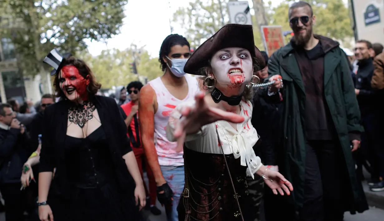 PHOTO: Zombie Berkeliaran Jadi Hiburan Wisatawan di Paris - Foto ...