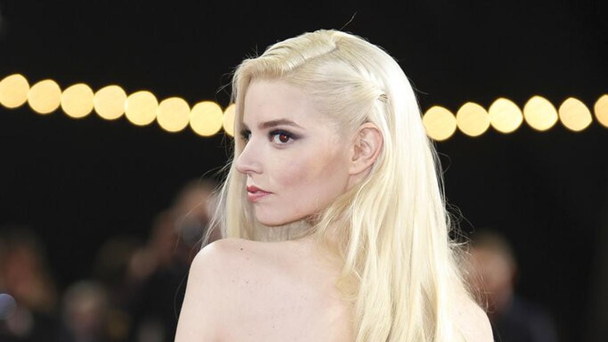 Parade Penampilan Anya Taylor-Joy dalam Promosi Film The Menu, Dress Hitam Kelam hingga Gaun ...