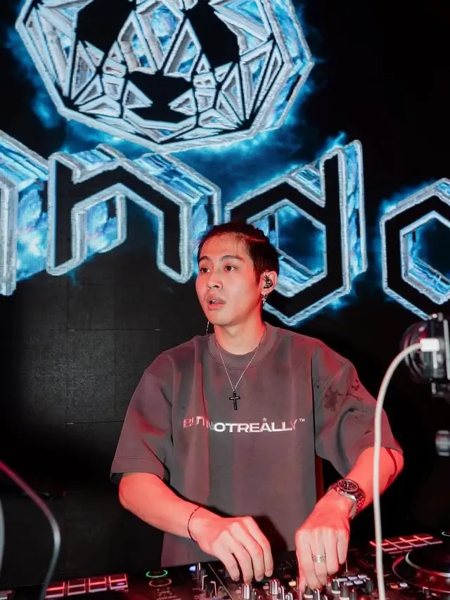 Intip Gaya Fashion DJ Panda saat Manggung, Santai Namun Karismatik di ...