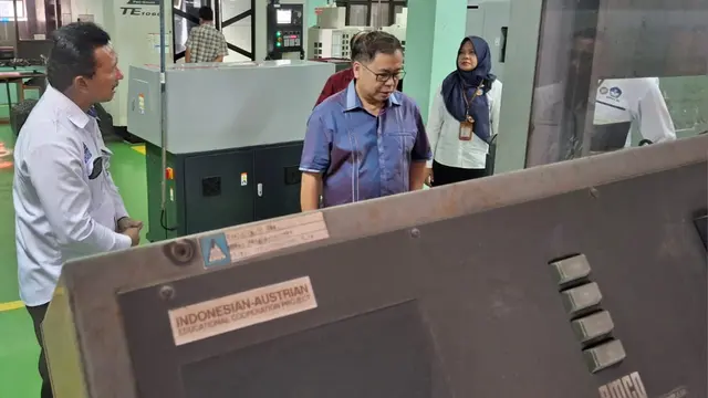 Sofyan Tan Kaget Temukan Masih Ada Mesin Tua di Laboratorium Praktek Guru SMK - Regional ...