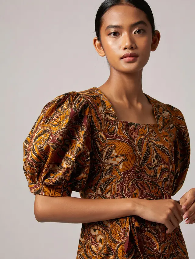 7 Desain Batik Tulis Klasik Lengan Puff yang Jadi Tren Mode Terkini ...