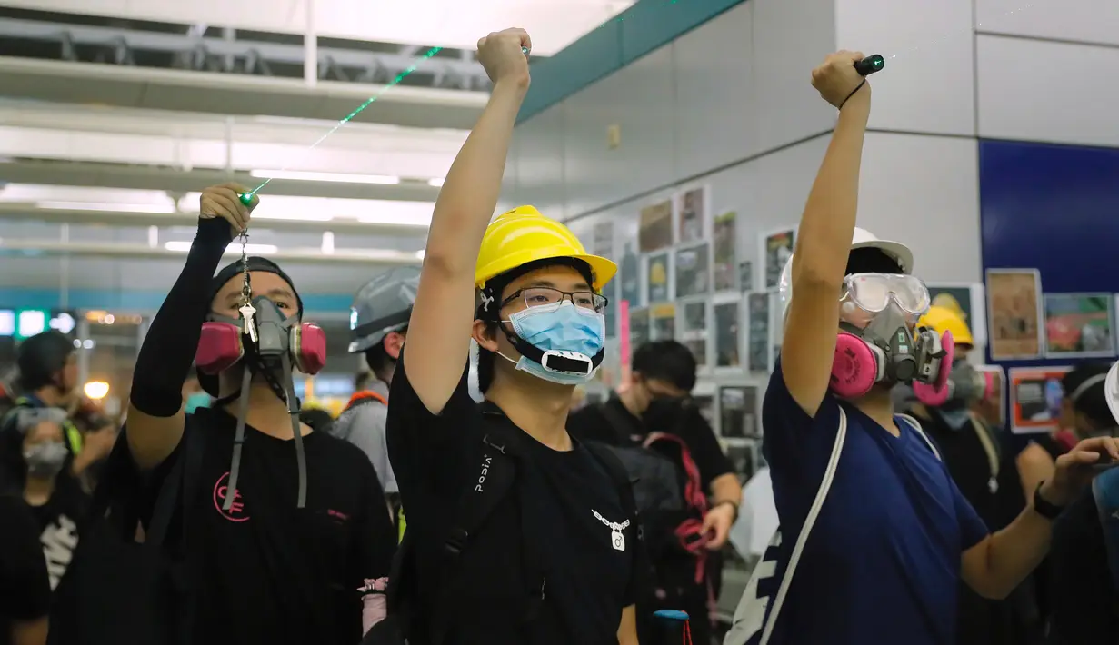 FOTO: Ricuh Unjuk Rasa di Stasiun MTR Hong Kong - Foto Liputan6.com