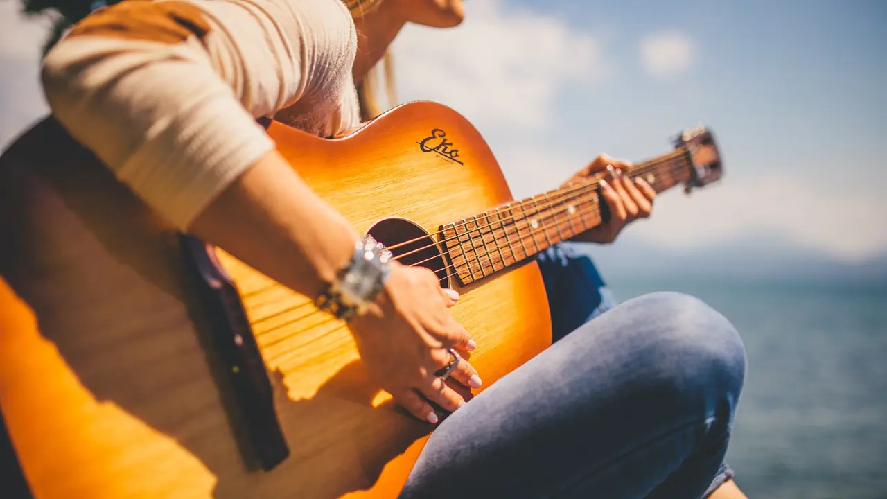 7 Jenis Gitar Akustik yang Populer, Pilih Sesuai Kebutuhan - Hot ...