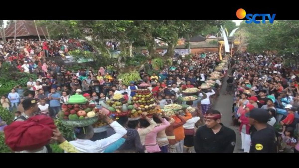 Tradisi Perang Topat di Lombok - News Liputan6.com