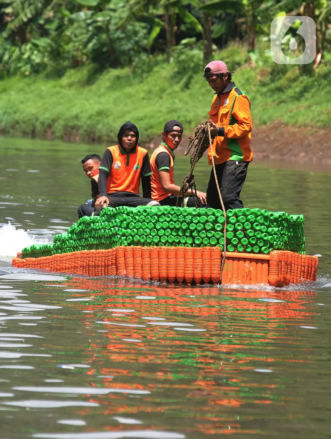 Pemanfaatan Botol Plastik Bekas Jadi Perahu - Foto Liputan6.com