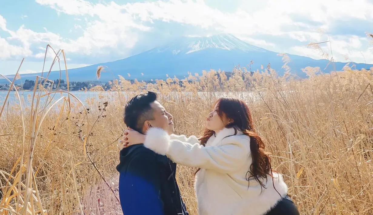 Potret Niko Al Hakim dan Regina Phoenix Berlatar Gunung Fuji Bak Pasangan Prewed - Foto Liputan6.com