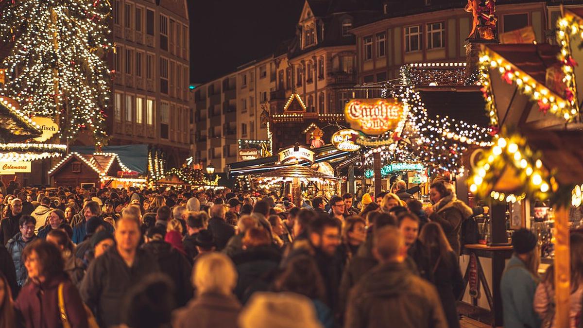 Menyembunyikan Sapu hingga Melempar Sepatu, Ini 12 Tradisi Natal Paling ...