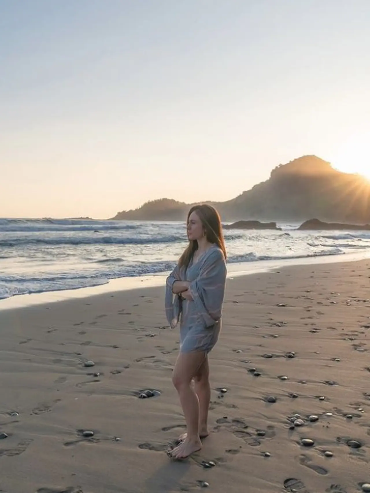 Tak Pernah Gagal, Intip Potret Memukau Wulan Guritno Pakai Dress Mini di Pantai - Entertainment ...