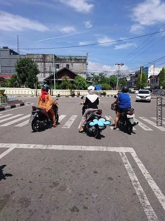 6 Tingkah Orang Indonesia di Zebra Cross Ini Nyeleneh, Jadi Pusat Perhatian - Hot Liputan6.com