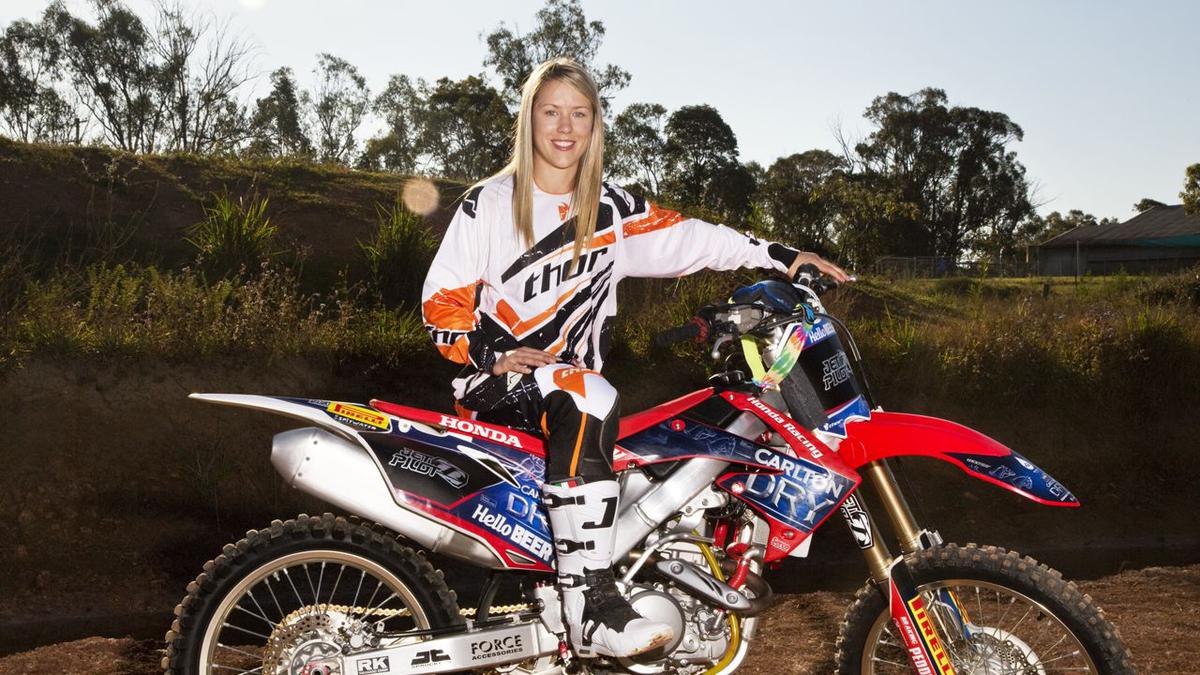 5 Crosser Cantik di Dunia Balap