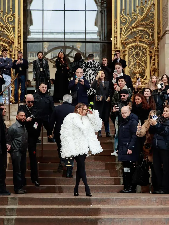 Potret Jennifer Lopez Curi Perhatian di Paris Fashion Week 2024 dengan ...