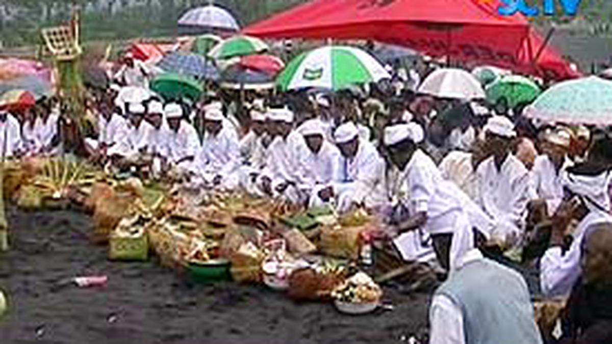Umat Hindu Tengger Rayakan Melasti - News Liputan6.com