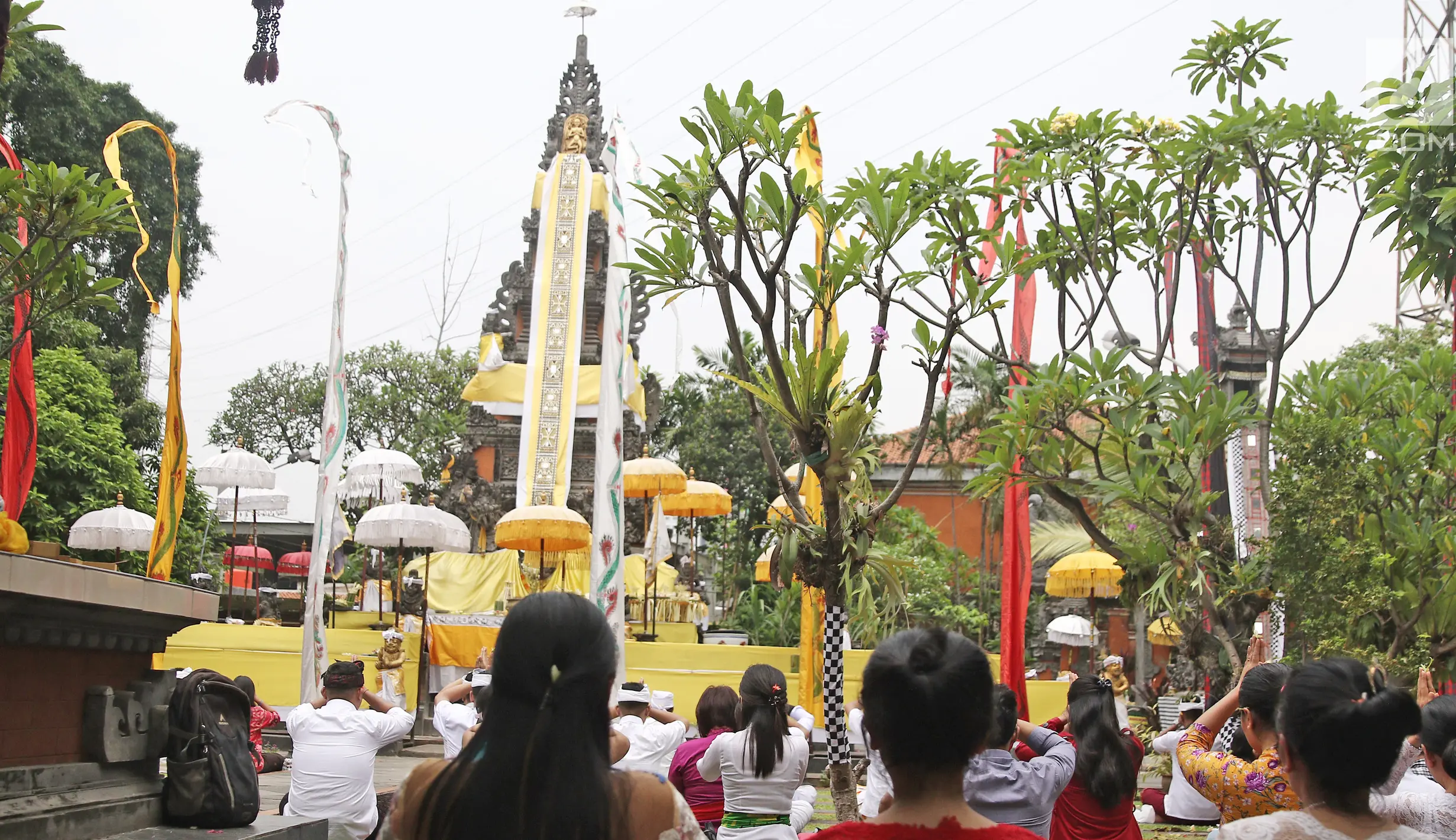 FOTO: Hari Raya Nyepi, Umat Hindu Sembahyang di Pura Aditya Jaya - Foto ...