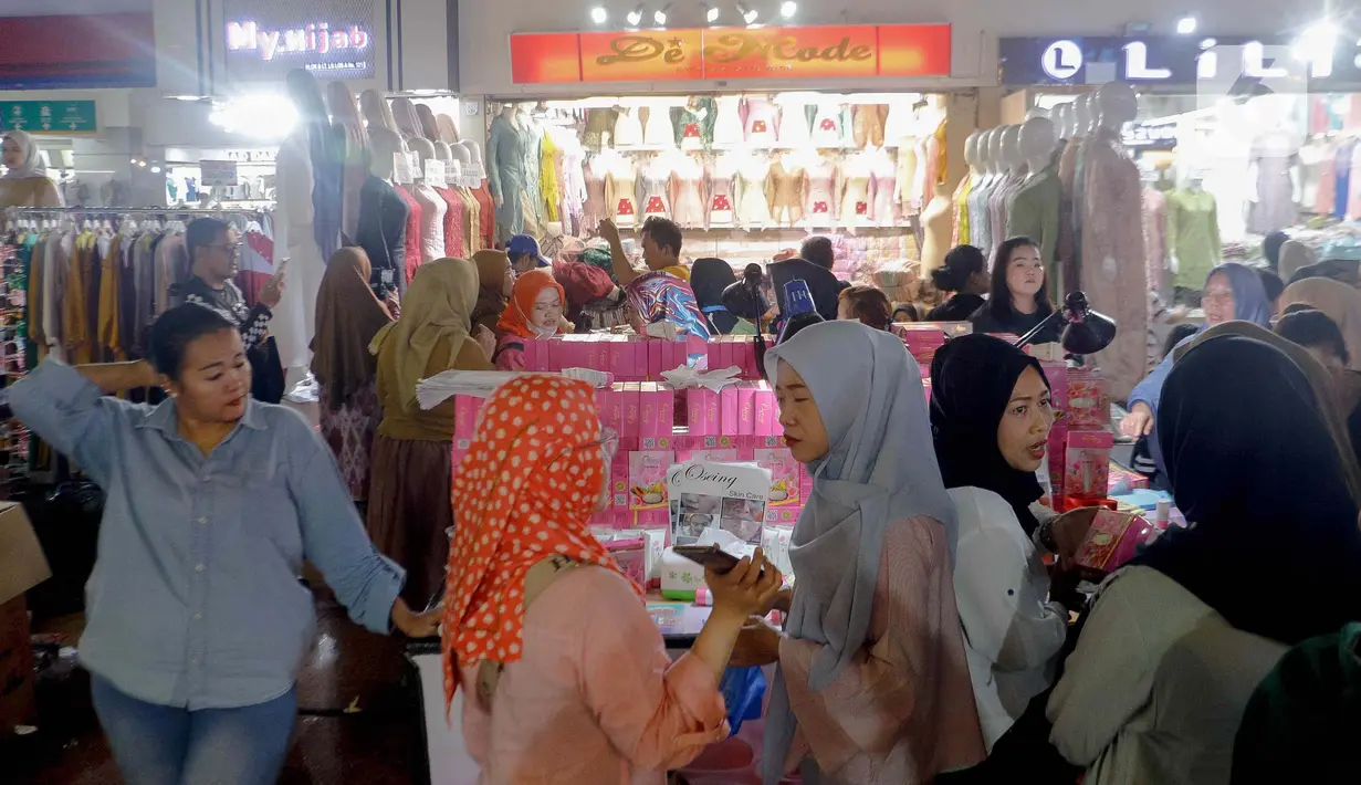 Mendekati Lebaran, Warga Serbu Pasar Tanah Abang - Foto Liputan6.com