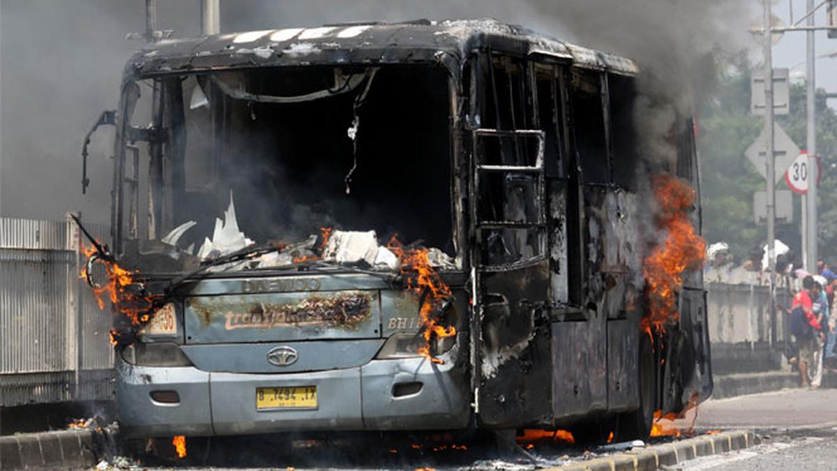 Bus Transjakarta Keluarkan Api di Depan PLN Gambir - News Liputan6.com