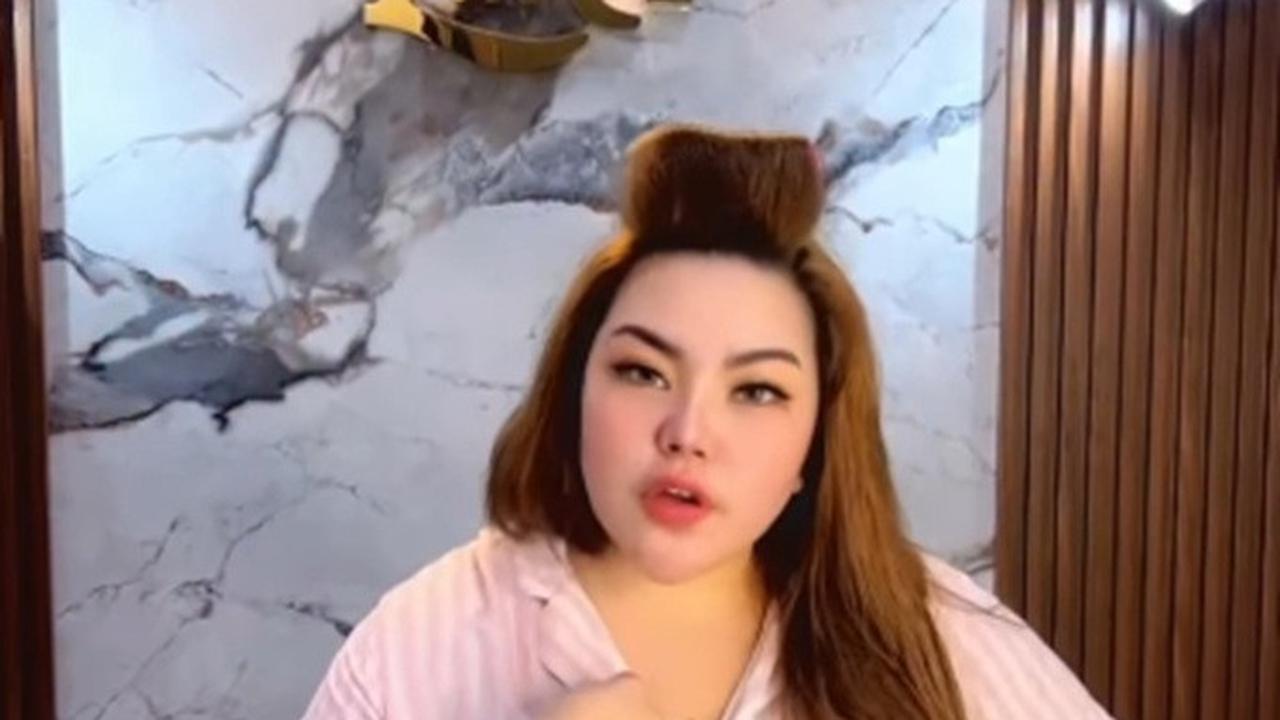 7 Potret Ruang Tamu Mini Rumah Lisa Mariana, Ada Cermin Unik yang Beri ...