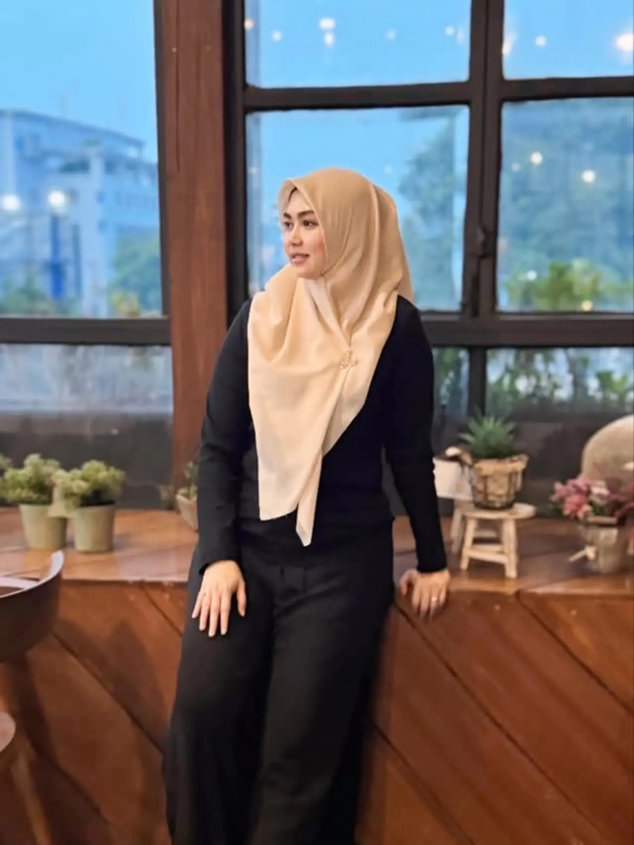 Inspirasi Fashion Lala Nurlela Calon Istri Nassar yang Juga Kakak Ipar Syahrini, Sederhana Tapi ...