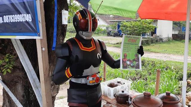 6 Potret Penjual Pakai Topeng Ini Tampak Misterius, Pembeli Elus Dada ...