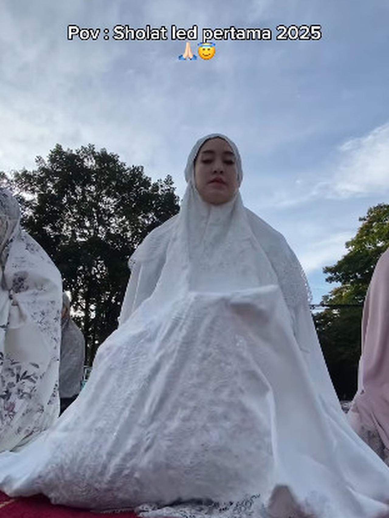 7 Potret Elma Agustin Eks Girlband Princess Resmi Mualaf, Lebaran Perdana