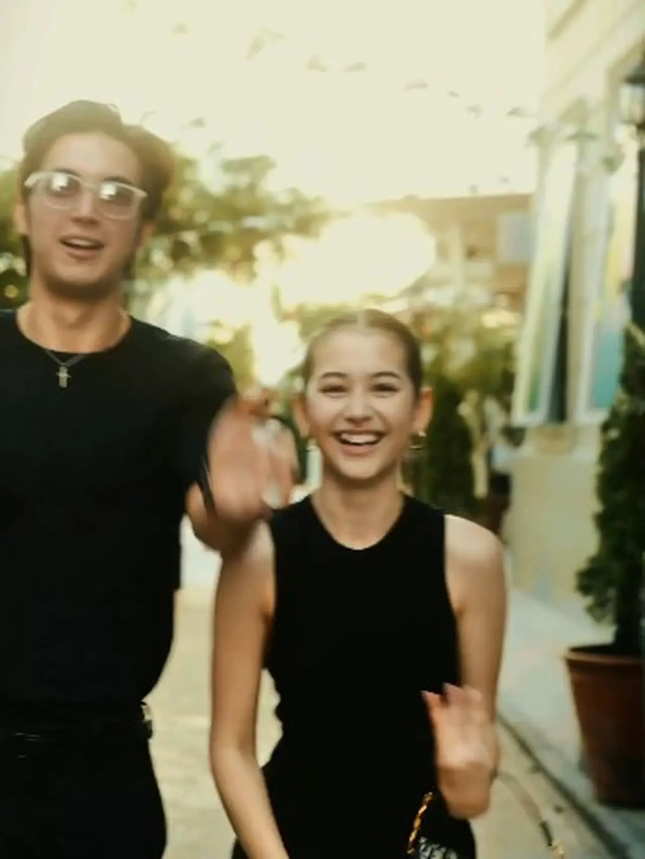 Romantis Abis, Ini 6 Potret Kebersamaan Sandrinna Michelle dan Junior ...