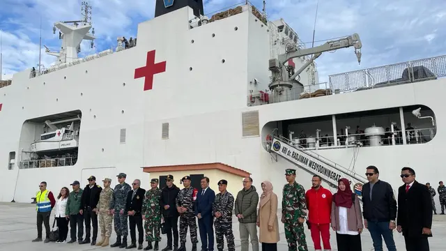 Bawa Bantuan Kemanusiaan, KRI Radjiman Wedyodiningrat-992 Tiba di Mesir ...