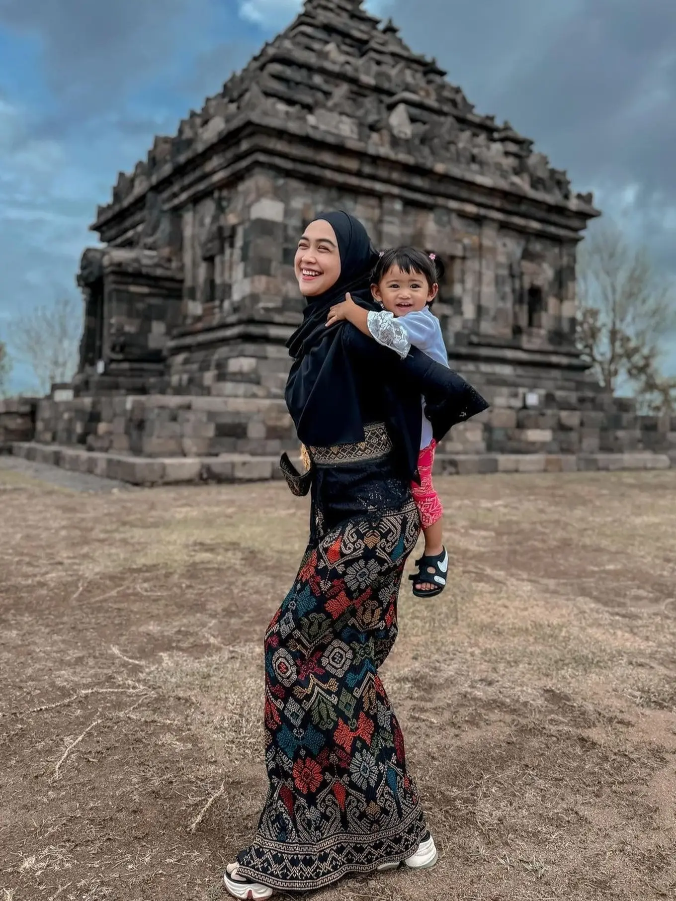 6 Potret Baru Moana Anak Ria Ricis, Menggemaskan dengan Balutan Kebaya ...