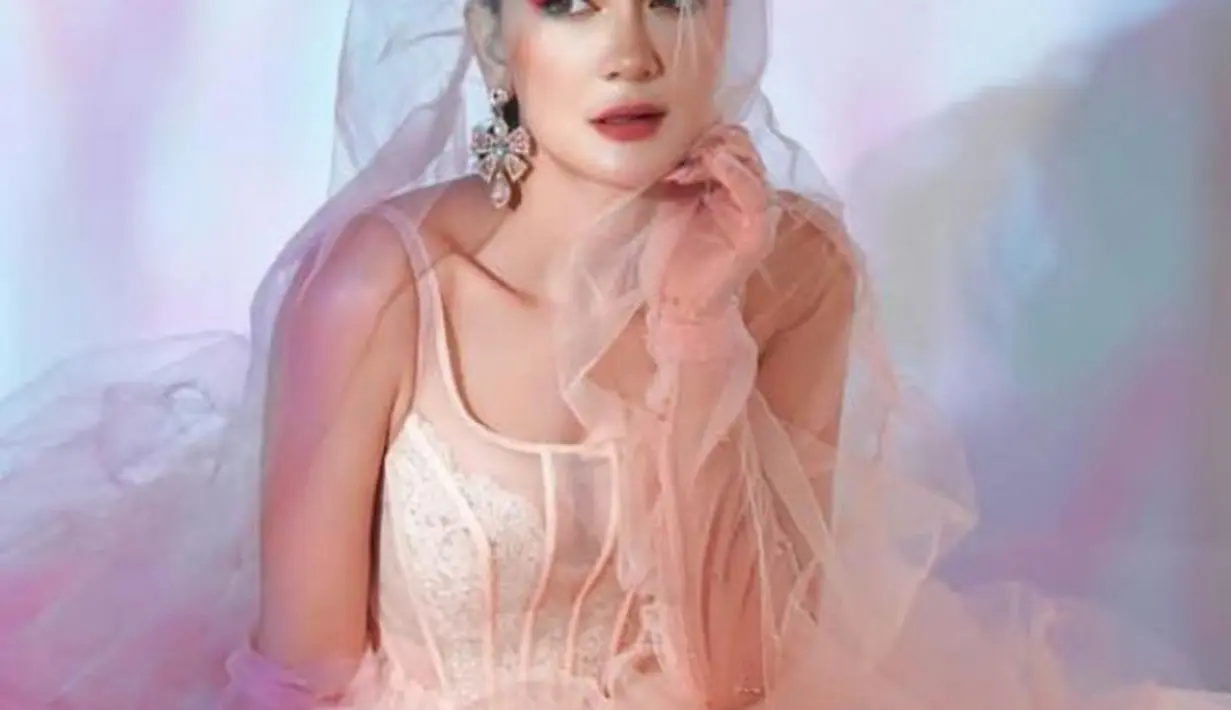 6 Potret Luna Maya Tampil Menawan, Berbalut Gaun Pernikahan, Cantik ...