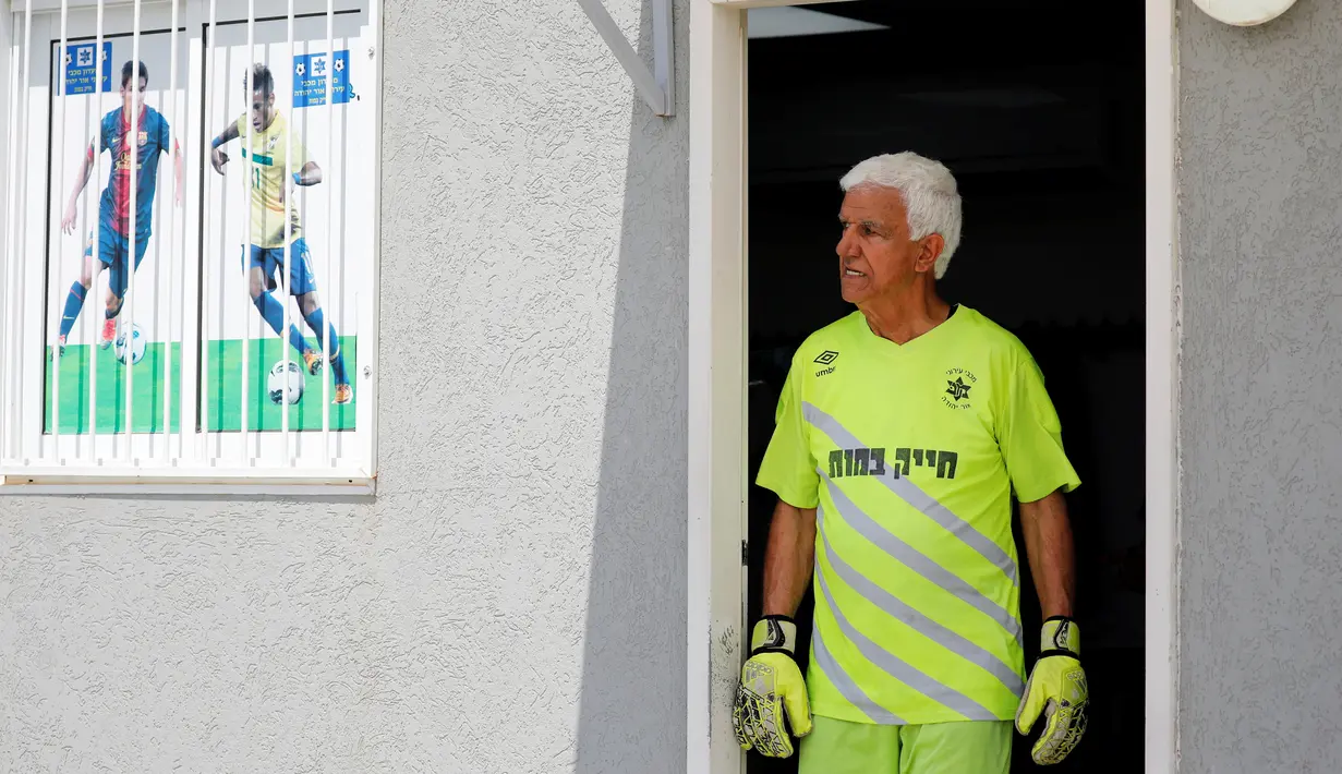 FOTO: Kakek 73 Tahun Jadi Pesepak Bola Tertua di Dunia - Foto Liputan6.com