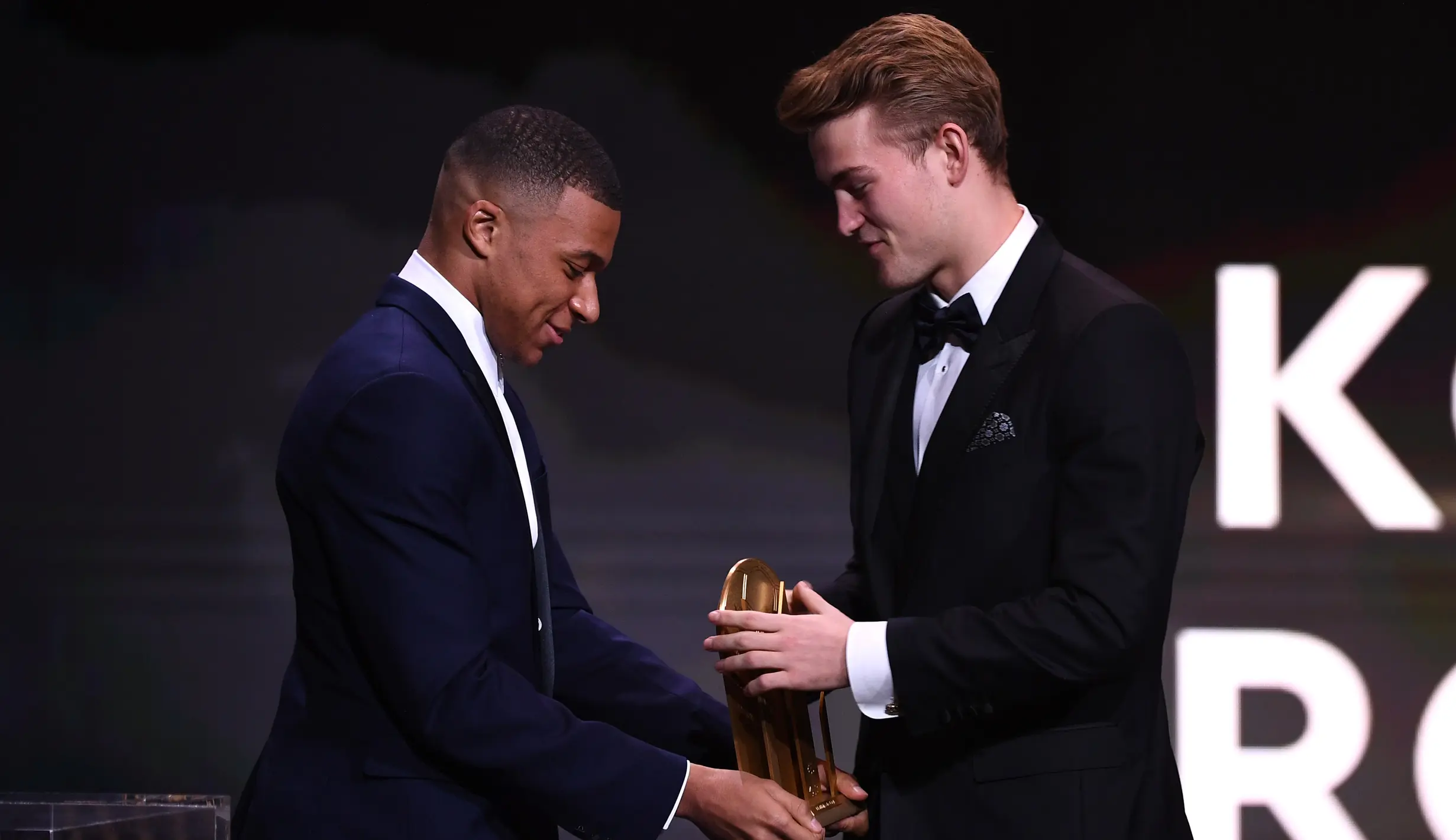 FOTO: De Ligt Raih Kopa Trophy 2019, Pemain Muda Terbaik di Dunia ...