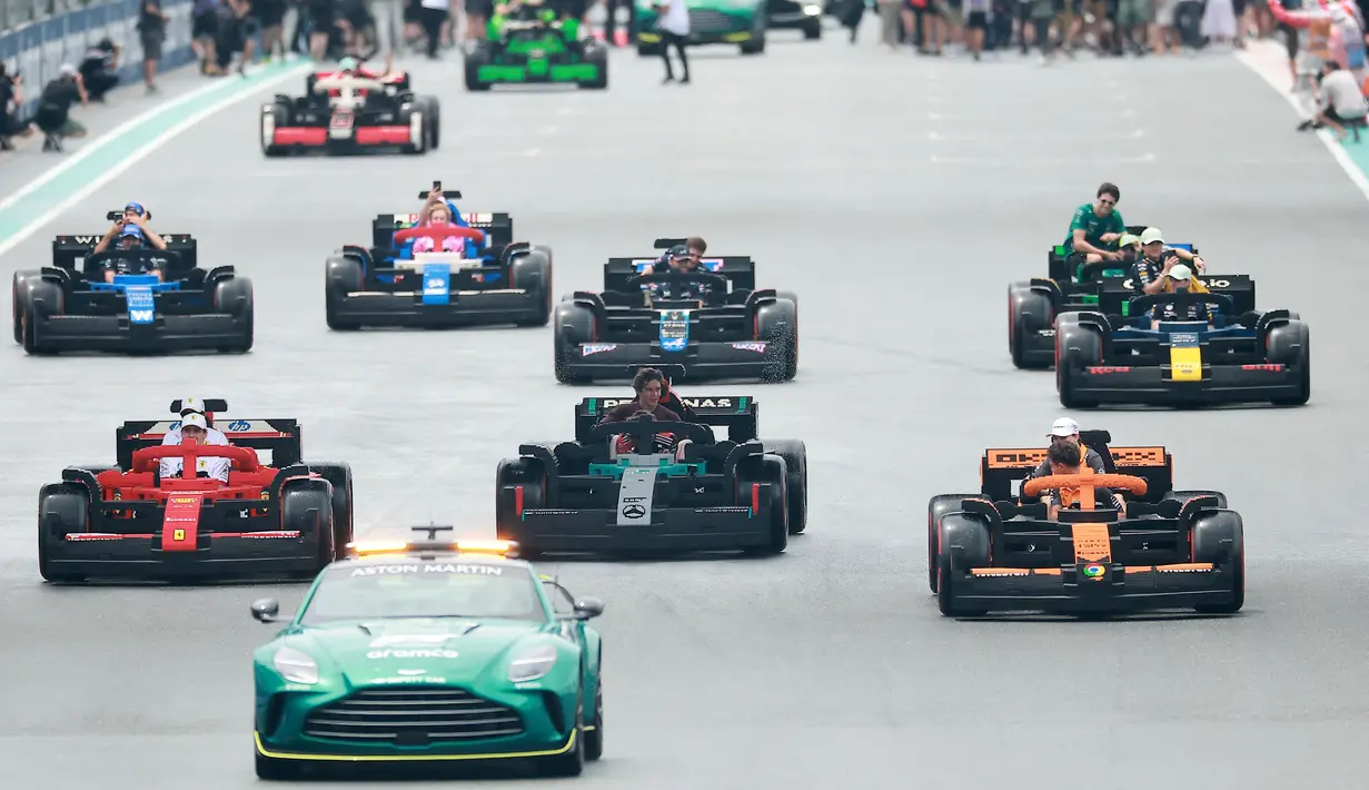Foto: Momen Seru Para Pembalap Formula 1 Beradu Cepat dengan Mobil Lego ...